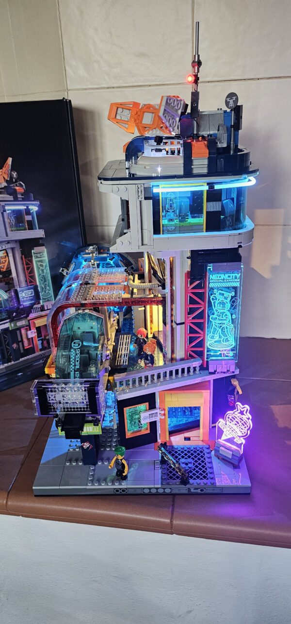 Lumibricks Funwhole L9098 Floating Train Station Cyberpunk Neoncity ...